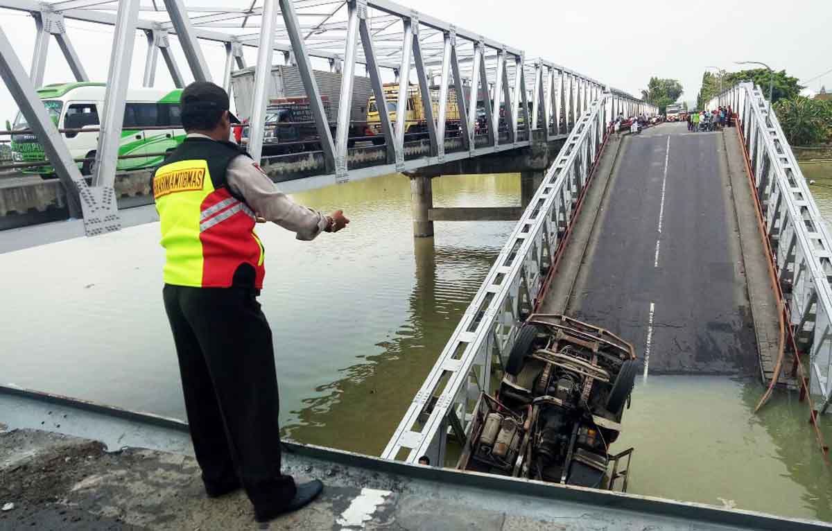 Berita Foto: Mengerikan, Jembatan di Perbatasan Babat - Tuban Putus Berita Foto: Mengerikan, Jembatan di Perbatasan Babat - Tuban Putus