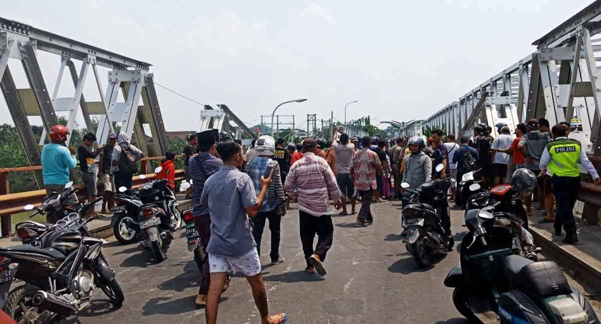 Berita Foto: Mengerikan, Jembatan di Perbatasan Babat - Tuban Putus Berita Foto: Mengerikan, Jembatan di Perbatasan Babat - Tuban Putus
