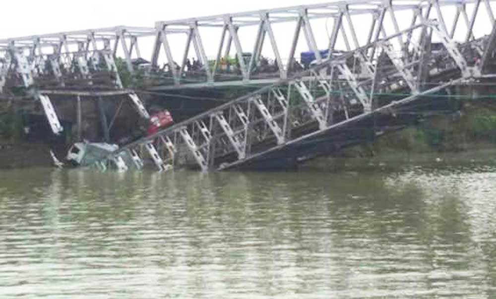 Berita Foto: Mengerikan, Jembatan di Perbatasan Babat - Tuban Putus Berita Foto: Mengerikan, Jembatan di Perbatasan Babat - Tuban Putus