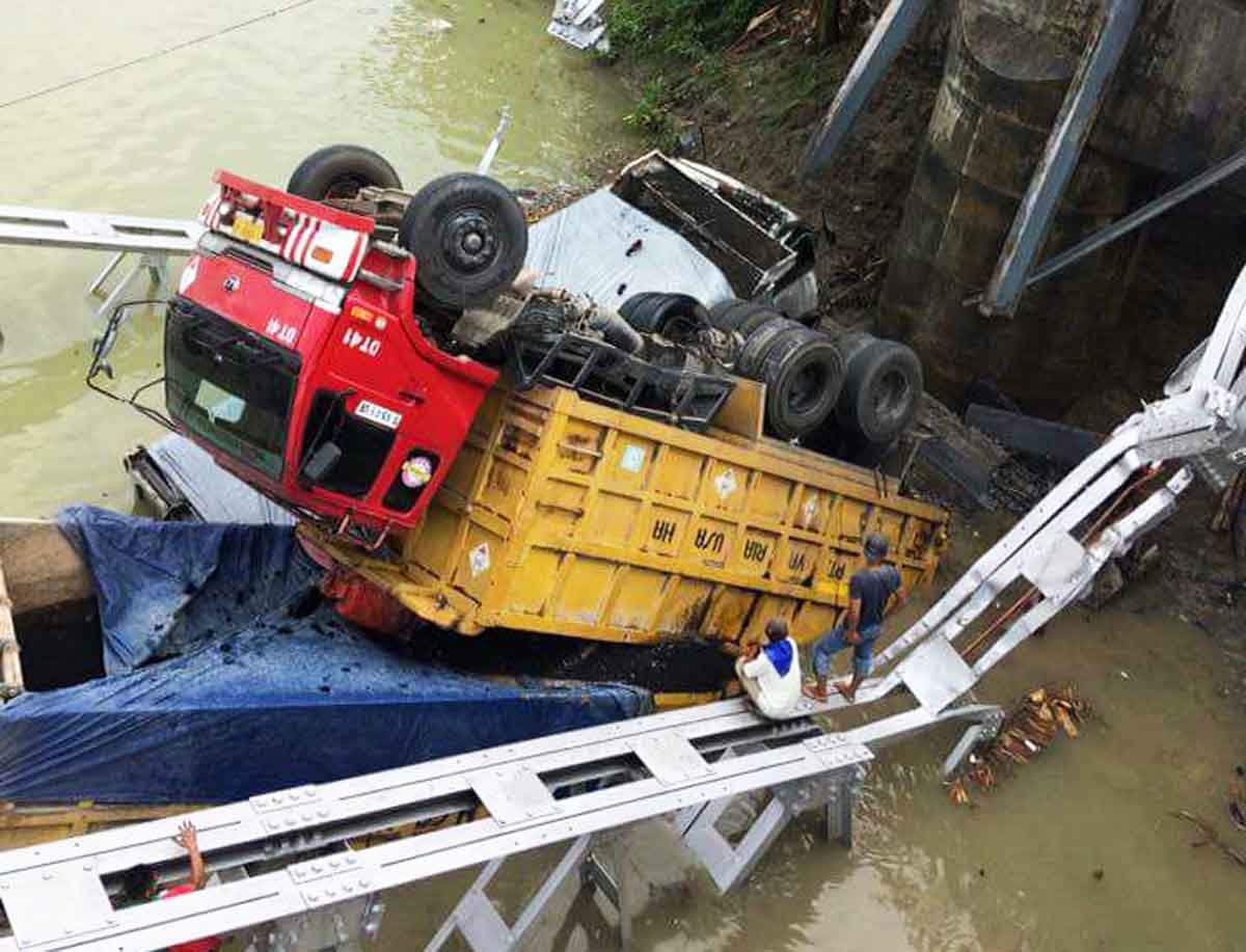 Berita Foto: Mengerikan, Jembatan di Perbatasan Babat - Tuban Putus Berita Foto: Mengerikan, Jembatan di Perbatasan Babat - Tuban Putus