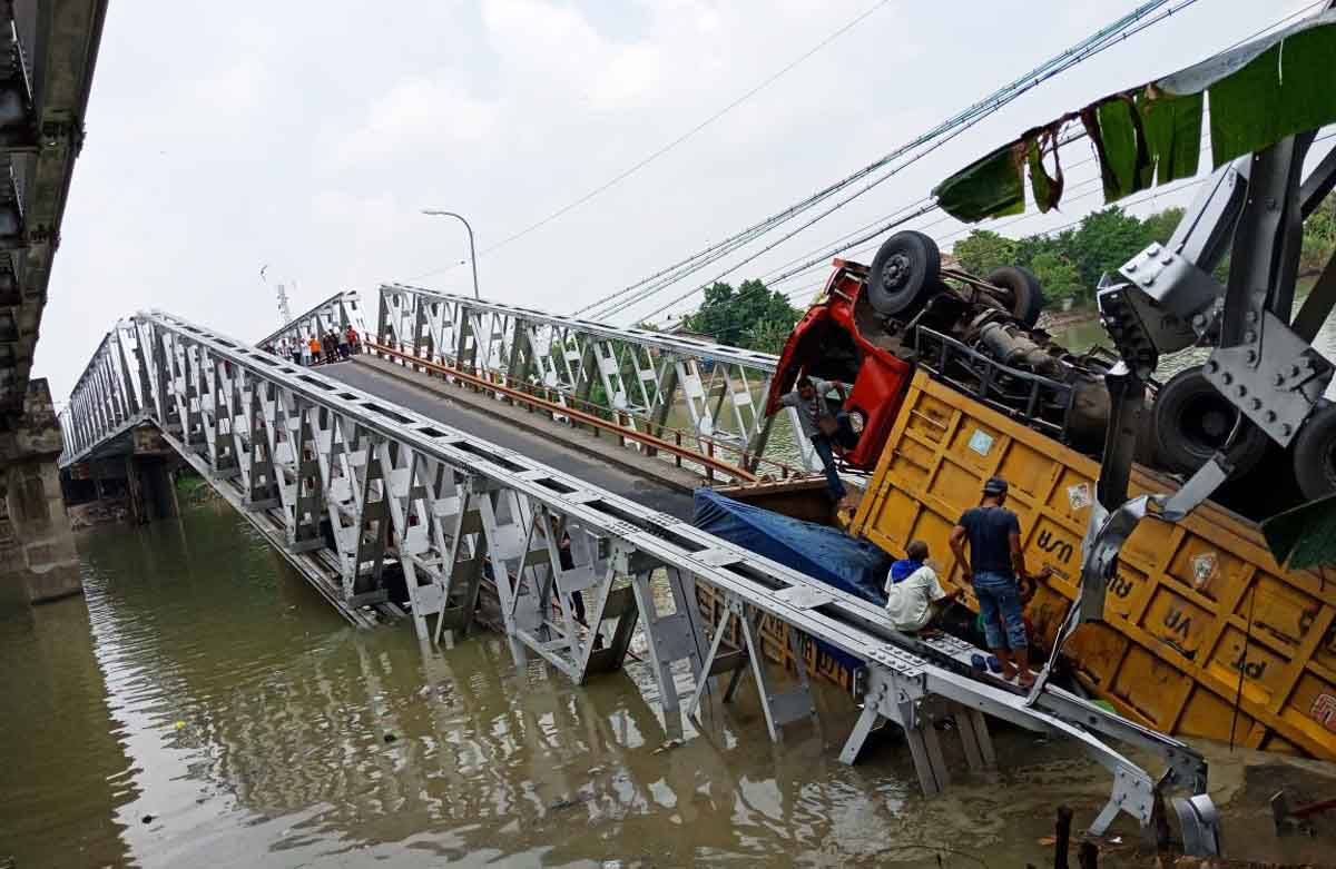 Berita Foto: Mengerikan, Jembatan di Perbatasan Babat - Tuban Putus Berita Foto: Mengerikan, Jembatan di Perbatasan Babat - Tuban Putus