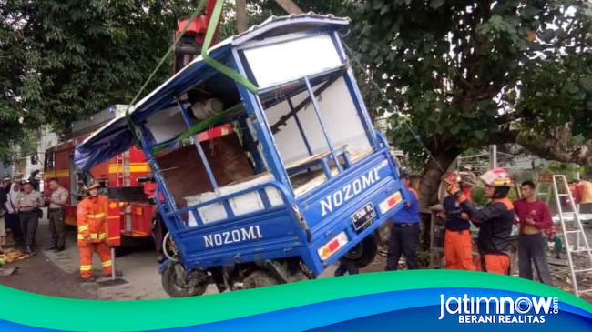 Hindari Truk, Motor Roda Tiga Nozomi Tercebur Sungai
