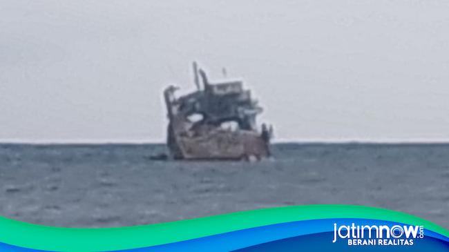 Kapal Nelayan Karam Usai Tabrak Batu Karang di Pulau Bawean Kapal Nelayan Karam Usai Tabrak Batu Karang di Pulau Bawean