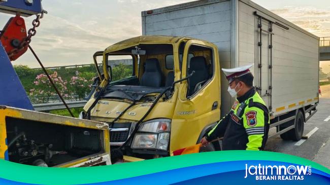 Truk Boks Tabrak Kendaraan Misterius di Tol Pasuruan, 1 Orang Terluka Truk Boks Tabrak Kendaraan Misterius di Tol Pasuruan, 1 Orang Terluka