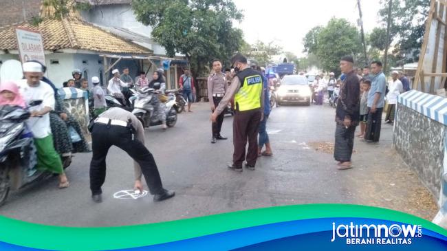 Motor Tabrak Dump Truck di Pasuruan, Satu Orang Meninggal Motor Tabrak Dump Truck di Pasuruan, Satu Orang Meninggal
