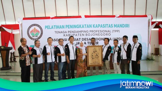 Bupati Bojonegoro Anna Mu'awanah Dinobatkan Ibu Desa, Ini Alasannya