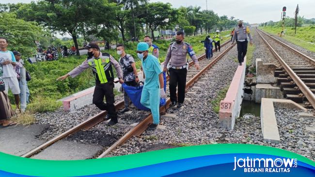 Mayat Pria Bersarung Ditemukan di Perlintasan Kereta Api Lamongan Mayat Pria Bersarung Ditemukan di Perlintasan Kereta Api Lamongan