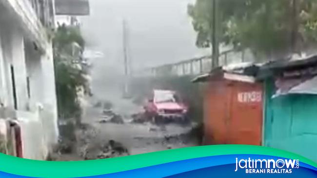 Jalanan di Tretes Pasuruan Jadi Sungai Dadakan Akibat Hujan Deras Dua Jam Jalanan di Tretes Pasuruan Jadi Sungai Dadakan Akibat Hujan Deras Dua Jam
