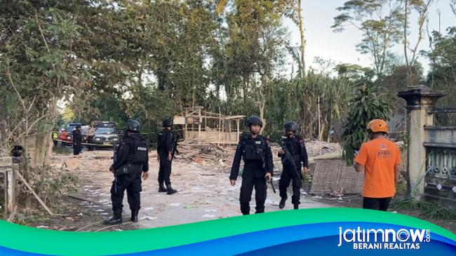 5 Orang Ditetapkan Tersangka Kasus Ledakan Petasan di Blitar: 4 Tewas ... 5 Orang Ditetapkan Tersangka Kasus Ledakan Petasan di Blitar: 4 Tewas ...
