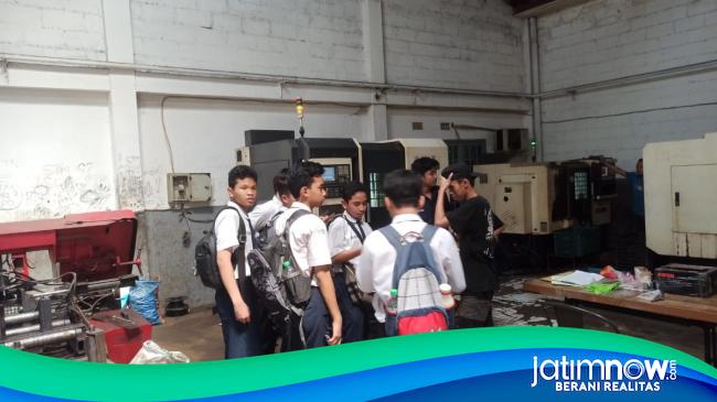 55 Siswa SMP Al Falah Deltasari Sidoarjo Kunjungi Kampung Logam Ngingas ...