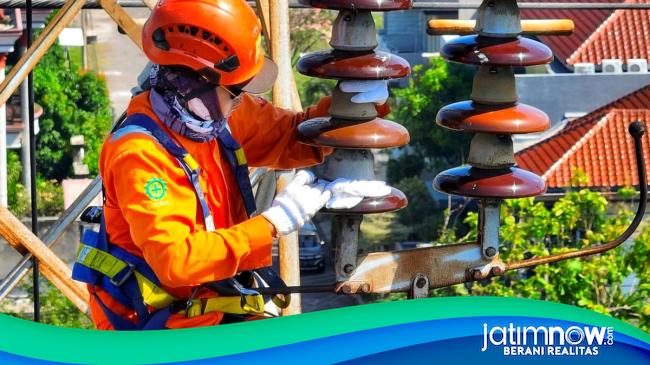 PLN Bersihkan 1.188 Keping Isolator Jaringan SUTT 150 kV di Sidoarjo