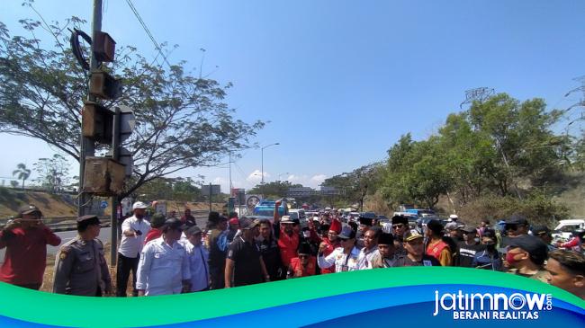 Ratusan Massa Blokade Akses Suramadu, Buntut Tetesan Air Garam dan ...