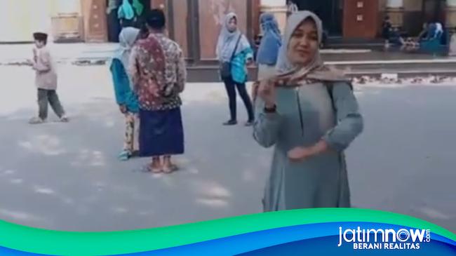 Viral Joget Depan Masjid Syaikhona Kholil Bangkalan, TikToker Dikecam Viral Joget Depan Masjid Syaikhona Kholil Bangkalan, TikToker Dikecam