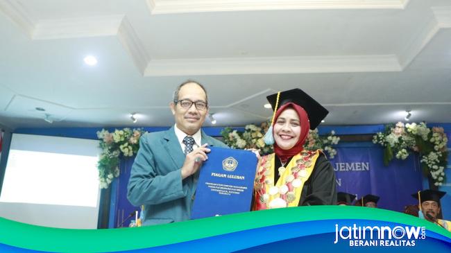 Manajemen FEB Unitomo Surabaya Kukuhkan Doktor Baru, Rektor Sampaikan ...