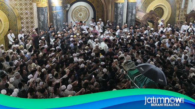KH Zubair Muntashor Tutup Usia, Ribuan Warga Bangkalan Antarkan Jenazah KH Zubair Muntashor Tutup Usia, Ribuan Warga Bangkalan Antarkan Jenazah