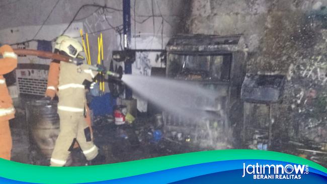Tumpukan Cat dan Tiner Bakar Gudang Karoseri Pakal, Empat Unit Damkar ...