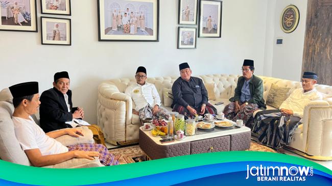 Gus Salam Sowan ke Kiai Imjaz Jelang Muktamar NU ke-35