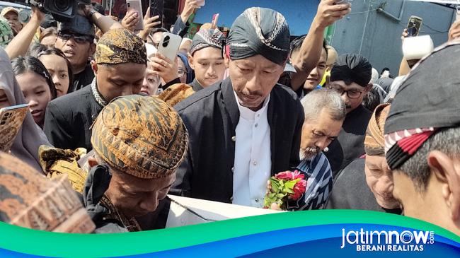 Warga Kandangan Kediri Lestarikan Tradisi Mendhem Golekan di Bulan Suro