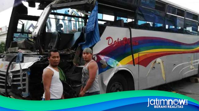Bus Berpenumpang 15 Orang Tabrak Tiang Lampu Merah di Pasuruan