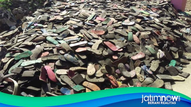 Foto: Membuat Matras dari Sandal Jepit Bekas