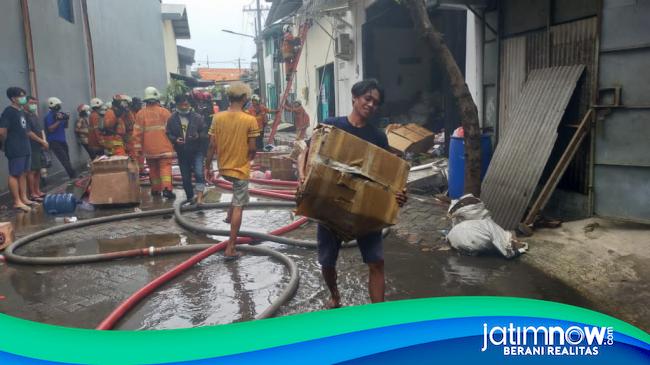 Gudang Barang Pecah Belah di Surabaya Terbakar, Terdengar 3 Kali Suara ...