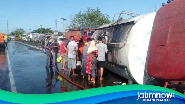 Truk Tangki Terguling di Bypass Mojokerto, Warga Jarah Minyak Goreng Truk Tangki Terguling di Bypass Mojokerto, Warga Jarah Minyak Goreng
