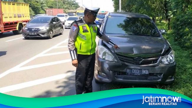 Empat Kendaraan Terlibat Kecelakaan Beruntun di Tol Waru Empat Kendaraan Terlibat Kecelakaan Beruntun di Tol Waru