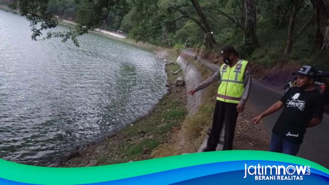 Pelajar SMP Tercebur di Telaga Ngebel Ponorogo Bersama Motornya Pelajar SMP Tercebur di Telaga Ngebel Ponorogo Bersama Motornya