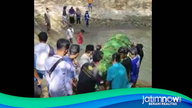 Viral Video Warga Bawa Jenazah Seberangi Sungai Disebut di Ponorogo Viral Video Warga Bawa Jenazah Seberangi Sungai Disebut di Ponorogo