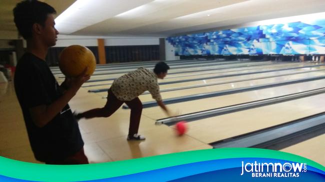 Pelajar SMA Negeri 9 Surabaya Isi Nilai UTS dengan Olahraga Bowling