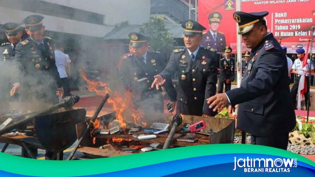 500 Handphone Milik Napi Rutan Medaeng Dimusnahkan 500 Handphone Milik Napi Rutan Medaeng Dimusnahkan