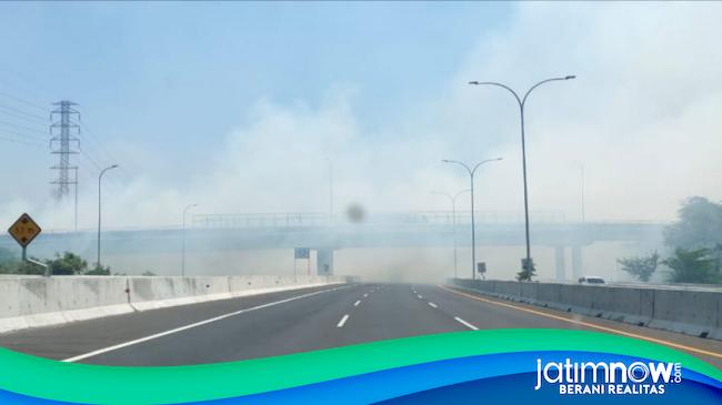 Penampakan Jalan Tol Berasap di Porong