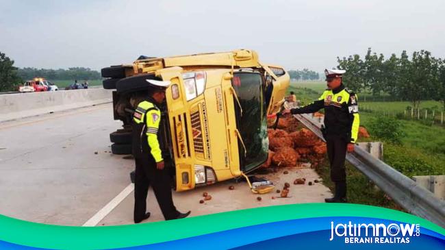 Truk Bermuatan Kentang Terguling di Tol Ngawi Truk Bermuatan Kentang Terguling di Tol Ngawi