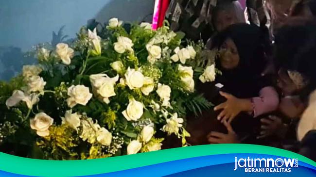 Tangis Histeris Sambut Jenazah Pramugari Lion Air PK-LQP di Madiun Tangis Histeris Sambut Jenazah Pramugari Lion Air PK-LQP di Madiun