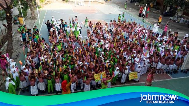 Siswa SDN Kapasari 8 Surabaya Deklarasikan Kurangi Sampah Plastik Siswa SDN Kapasari 8 Surabaya Deklarasikan Kurangi Sampah Plastik