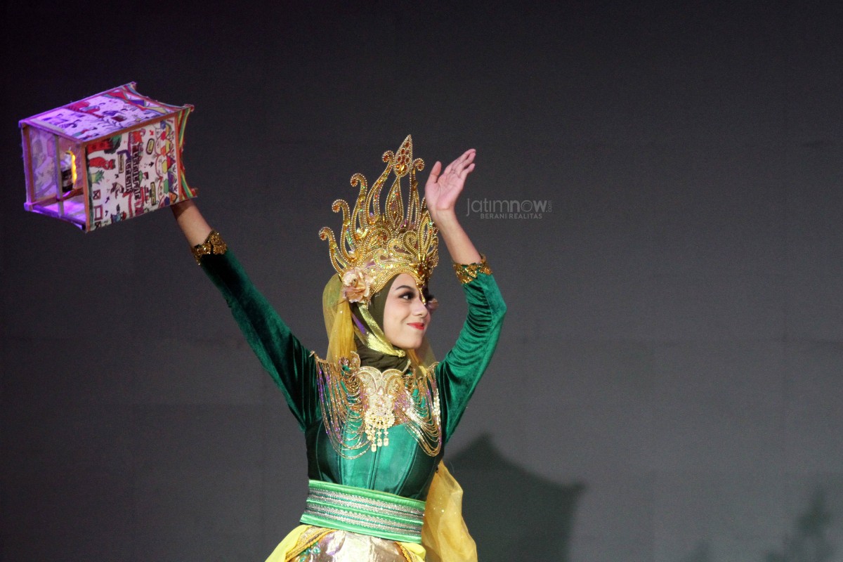 FOTO: Tari Damar Kurung Sanggar Seni Nyai Ageng Pinatih Gresik FOTO: Tari Damar Kurung Sanggar Seni Nyai Ageng Pinatih Gresik