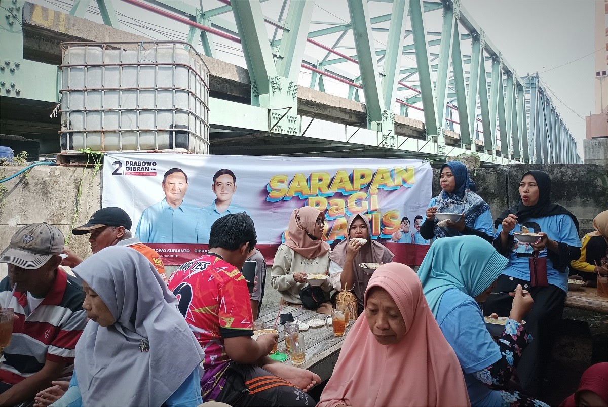 Sarapan Bareng Dokter Alif di Bawah Jembatan Sembayat Gresik Sarapan Bareng Dokter Alif di Bawah Jembatan Sembayat Gresik