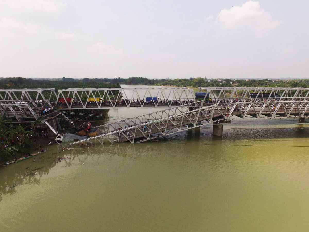 Berita Foto: Jembatan Widang Runtuh Dilihat dari Angkasa Berita Foto: Jembatan Widang Runtuh Dilihat dari Angkasa