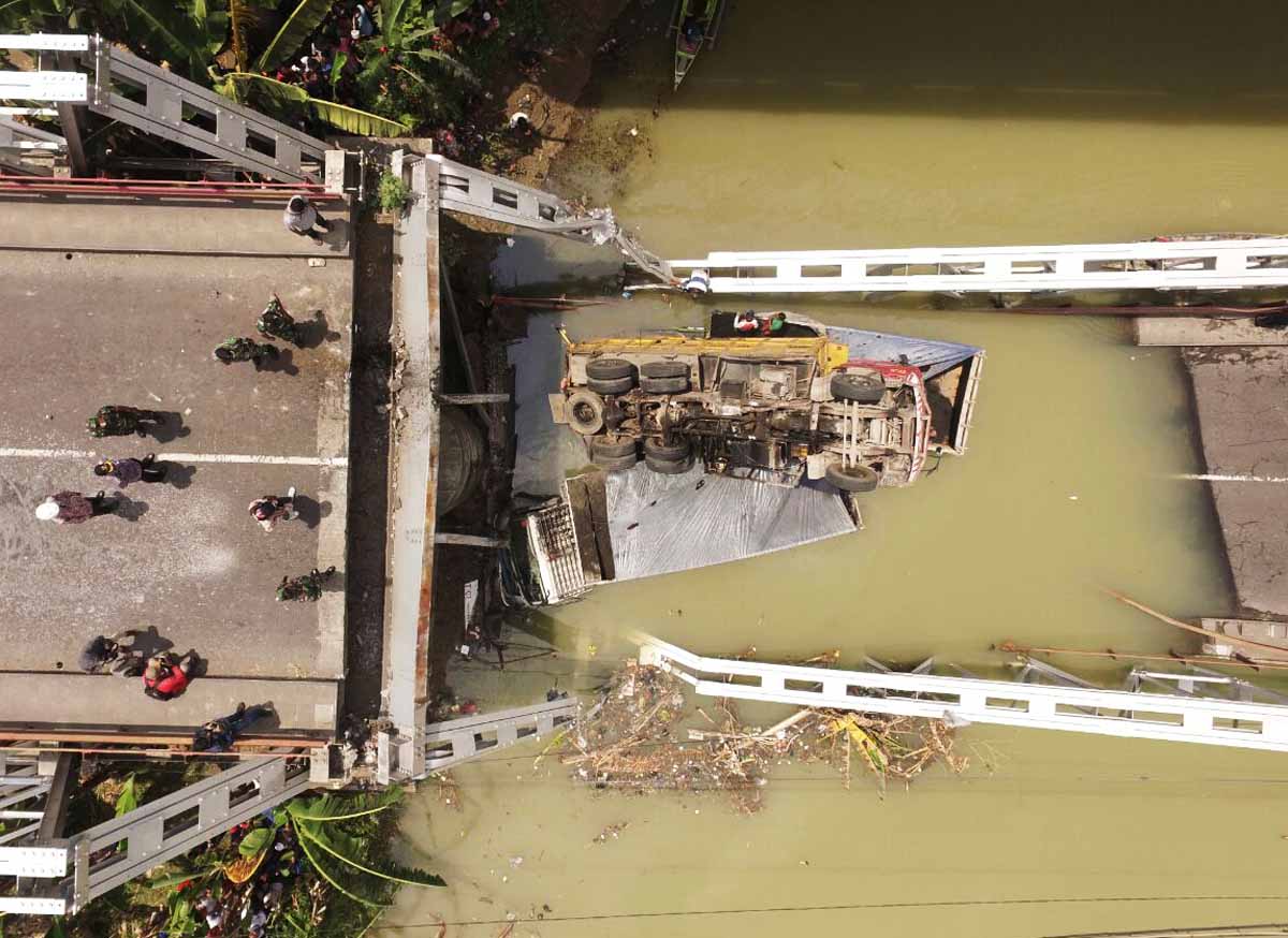 Berita Foto: Jembatan Widang Runtuh Dilihat dari Angkasa Berita Foto: Jembatan Widang Runtuh Dilihat dari Angkasa