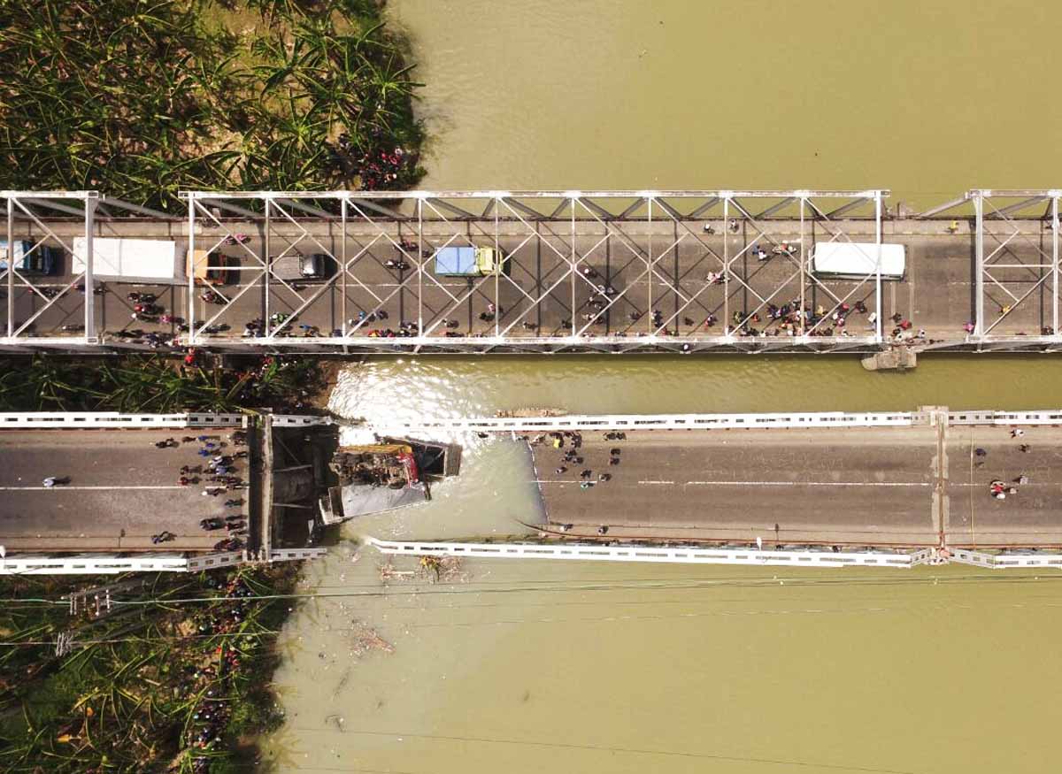 Berita Foto: Jembatan Widang Runtuh Dilihat dari Angkasa Berita Foto: Jembatan Widang Runtuh Dilihat dari Angkasa