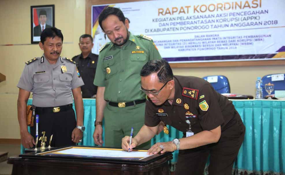 Komitmen Berantas Korupsi, Pemkab Ponorogo Gelar Pakta Integritas Komitmen Berantas Korupsi, Pemkab Ponorogo Gelar Pakta Integritas